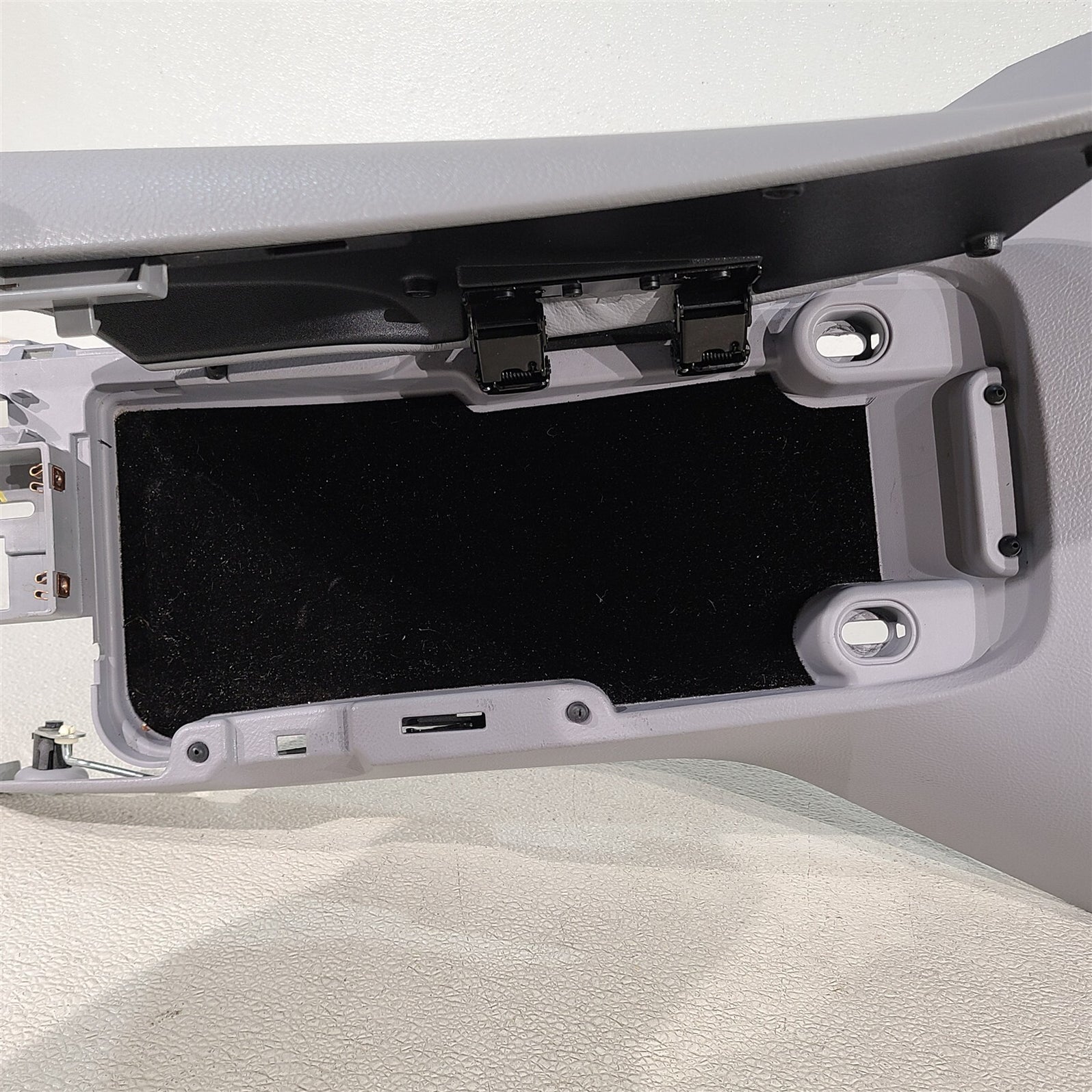 05-10 Corvette C6 Center Console Arm Rest Oem Aa7442 — AESCORVETTEPARTS